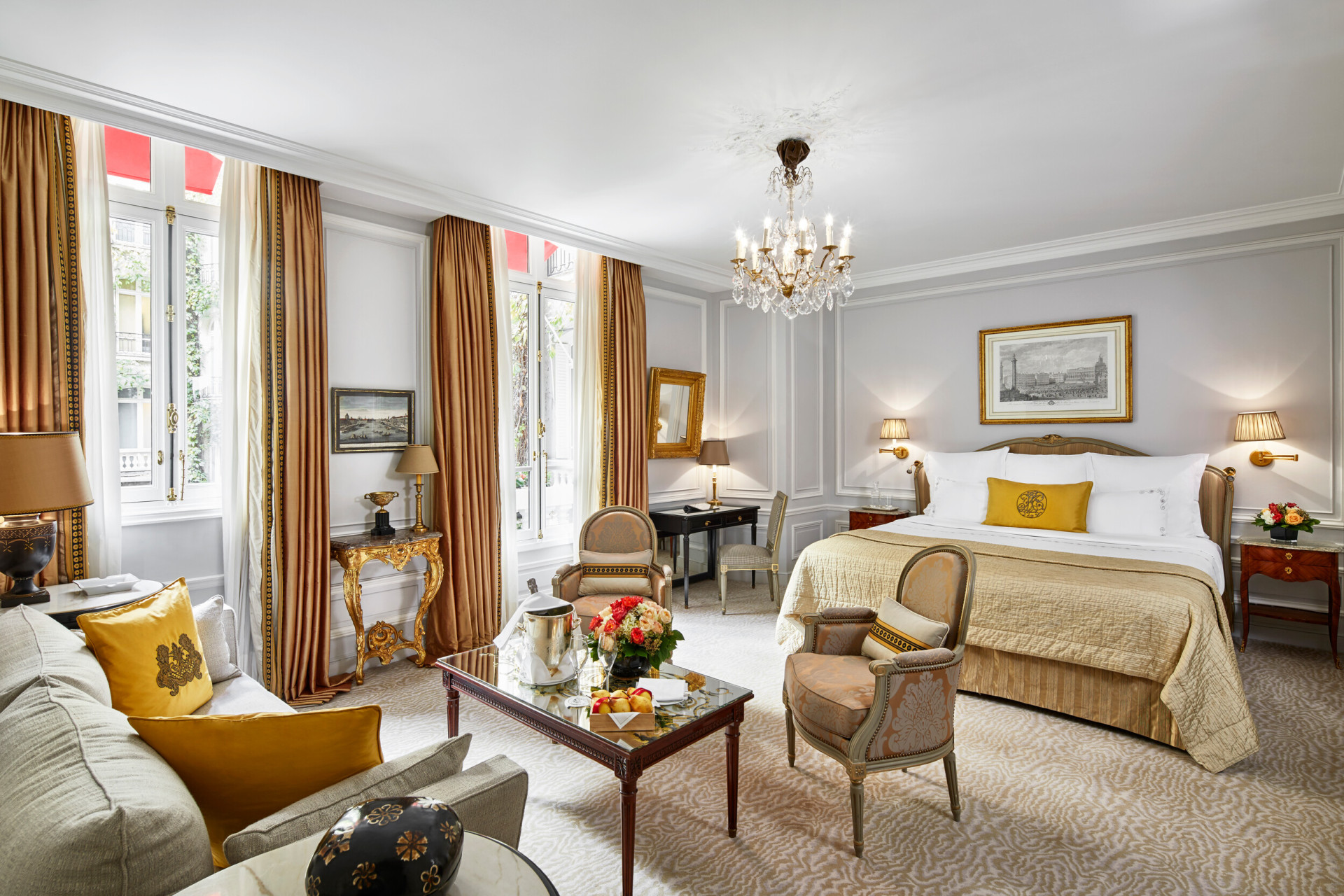 Junior Suite at Hôtel Plaza Athénée | Dorchester Collection